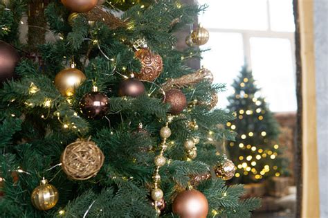 크리스마스 트리에 있는 청동 공이 클로즈업되어 있다 크리스마스 트리 디자인 장식입니다 새해와 크리스마스를 축하하는 개념입니다 0명에 대한 스톡 사진 및 기타 이미지 Istock