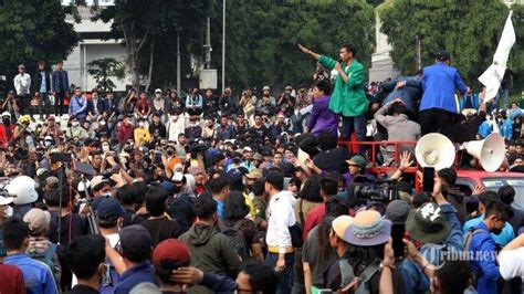 Baliho Partai Dibakar Live Suasana Demo Mahasiswa Di Jakarta Hari Ini