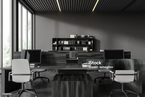 Pc 모니터와 선반이 있는 회색 사무실 인테리어 파노라마 창 0명에 대한 스톡 사진 및 기타 이미지 0명 3차원 형태 가구 Istock