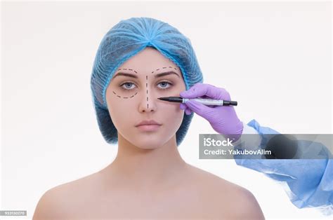 안 검 성형 수술 개념입니다 의사 흰색 배경에 대 한 여성 얼굴에 자국을 그리기 사람 얼굴에 대한 스톡 사진 및 기타 이미지
