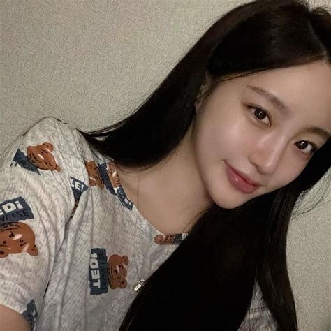 강렬한 눈빛을 가진 처자