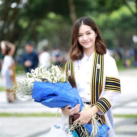 รวมไอเดียทรงผมรับปริญญา สำหรับสาวหน้ากลม สวยได้ในวันจบ Ladyissue เว็บรีวิวเครื่องสำอาง ชุมชน