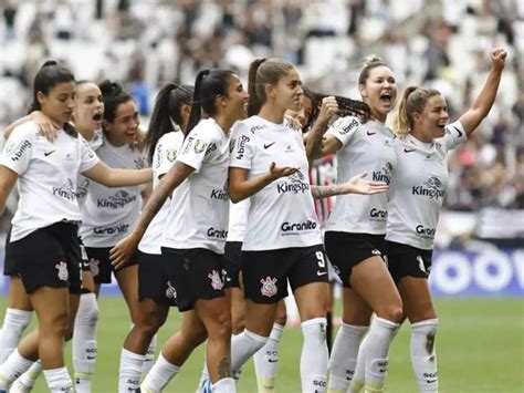 Corinthians goleia São Paulo e mantém rotina de títulos no futebol