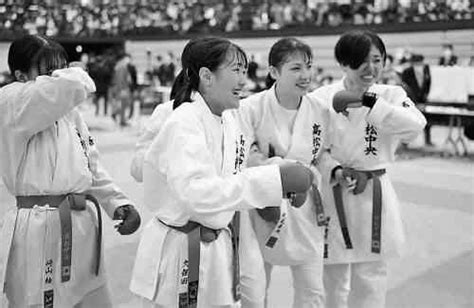 全国高校選抜大会＝空手 組手団体女子v4 高松中央、結束力で逆転 空手女子組手団体4連覇を喜び合う高松中央の選手たち＝照葉積水ハウス