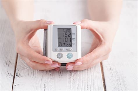 혈압과 심장 박동을 측정 하기 위한 의료 기기 사용에 손목 간호사에 대한 스톡 사진 및 기타 이미지 간호사 건강관리와 의술