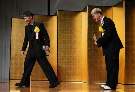 ＜ボクシング2023年度年間優秀選手表彰式＞フォトセッションを終え笑顔の井上尚弥（左）と那須川天心（撮影・沢田 明徳） スポニチ