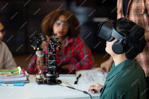 Азиатский мальчик VR очки и разнообразные подростки студенты групповое ...