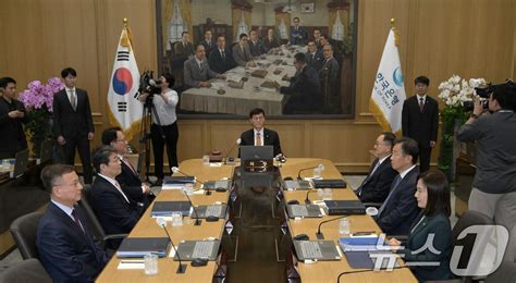 8·10월 금리인하 예상 반반전문가 7월까진 동결 금통위 폴 뉴스1