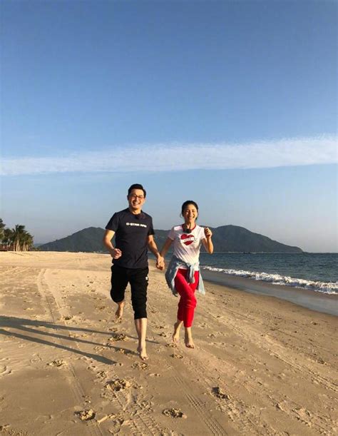 胡可曬和沙溢海邊照片 網友最後一張可以奉為經典愛情故事封面 每日頭條