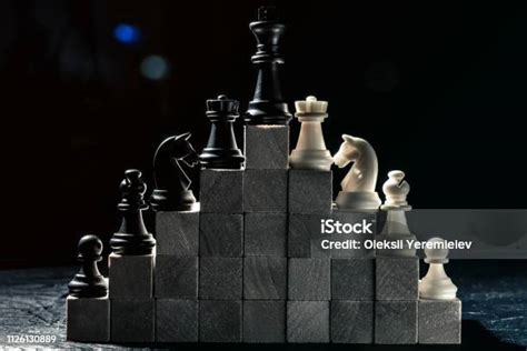경력 사다리입니다 체스 체커에서 왕에 게 목조 단계에 서 서 0명에 대한 스톡 사진 및 기타 이미지 0명 경쟁 경쟁자 Istock