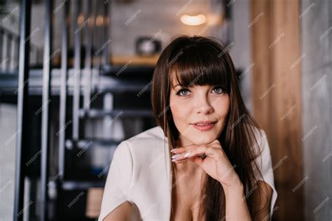 Premium Photo Close Up Portrait Of Gorgeous Brunette Young Woman