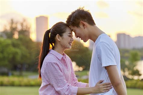 젊은 달콤한 커플 사진 무료 다운로드 Lovepik