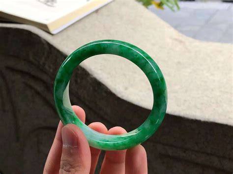 正装辣绿正圈翡翠手镯 翡翠源头 翡翠批发 中国翡翠网首选翡翠商城