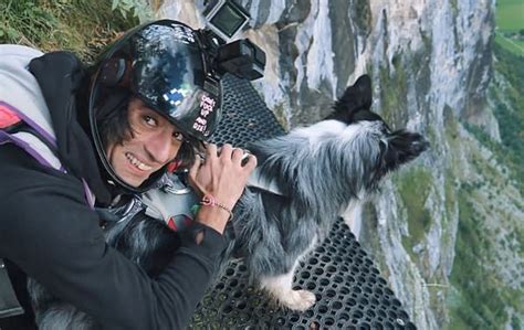 Il Cane Temerario Segue Il Suo Proprietario Ovunque Persino In Un