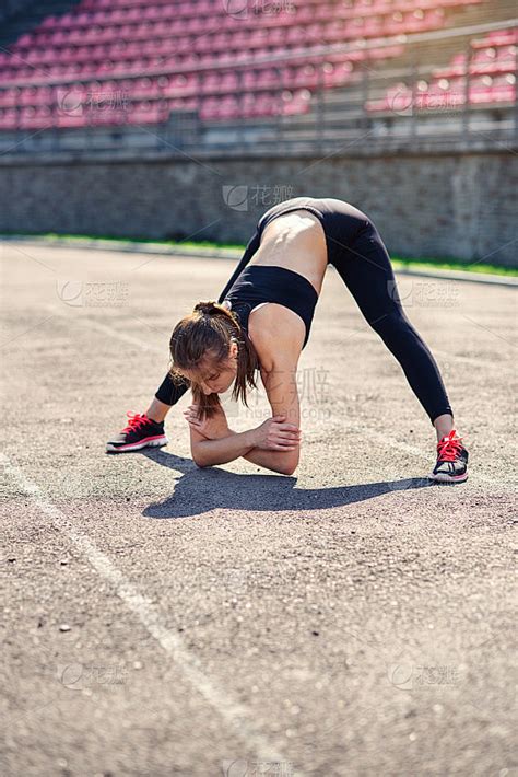 健身女孩在训练前在健身房做伸展运动。
