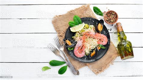 야채와 해산물 리소 토 쌀입니다 새우와 홍합 에 오래 된 배경 최고의 볼 수 있습니다 텍스트에 대 한 여유 공간입니다 0명에