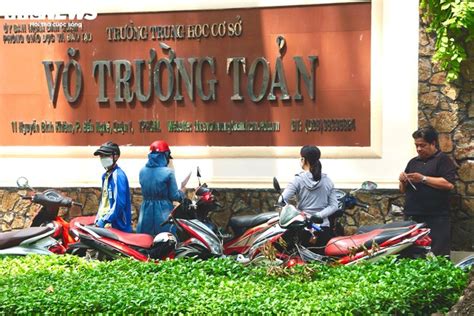 Gần 100 000 thí sinh TP HCM làm thủ tục dự thi lớp 10