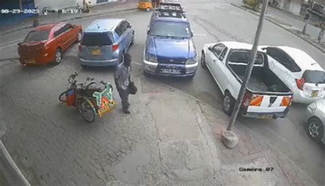 Umugabo Wagenderaga Mu Kagare Kabamugaye Kandi Ari Muzima Yafashwe Ari