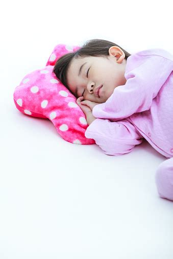 건강 한 어린이 개념 아시아 소녀는 평화롭게 자 고입니다 에 흰색 배경 4 5세에 대한 스톡 사진 및 기타 이미지 4 5세