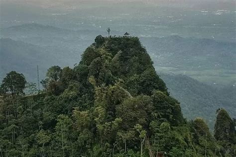 Menikmati Keindahan Sunrise Di Puncak Suroloyo Pengalaman Tak Terlupakan Di Puncak Tertinggi