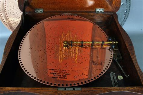 Regina Disc Music Box Record Player And Discs A Very Good And O