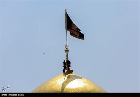 پرچم عزا بر فراز گنبد حرم امام رضاع برافراشته شد تسنیم