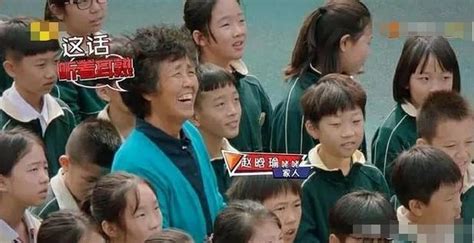 《少年说》女孩控诉被弟欺负，姥姥一句话引发重男轻女问题的深思少年说姥姥小女孩新浪新闻