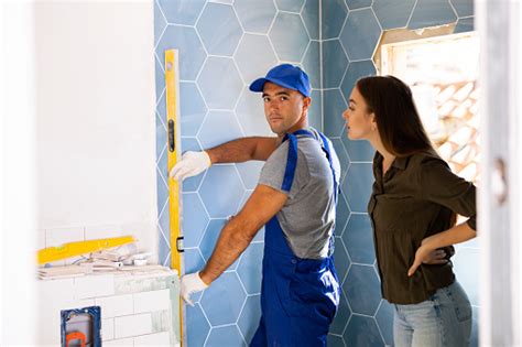 남성 건축업자는 여성에게 건물 수준을 사용하여 수직 벽의 정확성을 보여줍니다 2명에 대한 스톡 사진 및 기타 이미지 2명 30 34세 35 39세 Istock