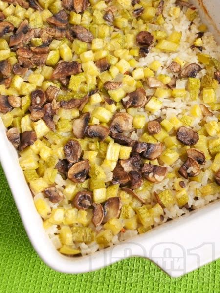 Печени тиквички на кубчета с ориз и гъби на фурна без яйца