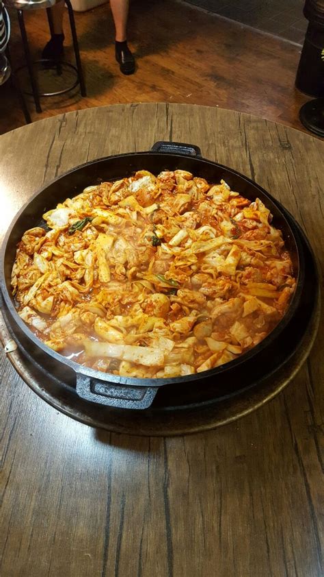 철판 닭갈비 무쇠주물판에 각종 야채를 넣고 양념소스와 함께 볶아낸 맛있는 닭갈비요리 Ethnic Recipes Food