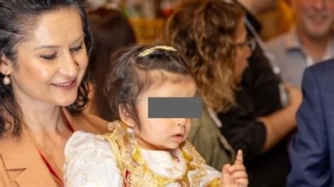 Drejtoresha E Përgjithshme E Turizmit Dhe Vajza E Saj 10 Muajsh