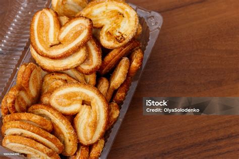 Palmier 비스킷프랑스 쿠키 만든 퍼프 페스트 리 나무 테이블에 플라스틱 상자에 포장 쿠키에 대한 스톡 사진 및 기타 이미지