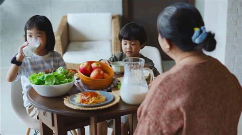 子供と大人のための牛乳を飲むことの4つの利点