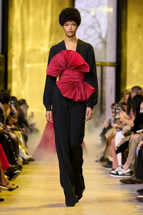Elie Saab Fall Winter 2023-2024 Ready-to-Wear - RUNWAY MAGAZINE ® Official