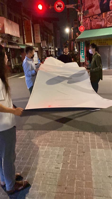 周锋锁 Fengsuo Zhou on Twitter 今天凌晨在台北迪化乌鲁木齐街巨幅白布悼念乌鲁木齐死者声援墙内抗争勇士