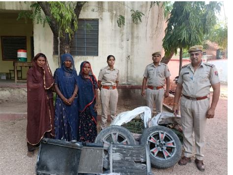 Three Women Caught With Luggage Police Arrested कचरा बीनने के बहाने
