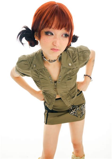 Ruched Zip Crop Top And Embroidered Heart Mini Skirt Poses Dinâmicas