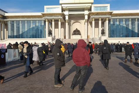 ХЭҮК оос Сүхбаатарын талбайд үзэл бодлоо илэрхийлж байгаа иргэдийн
