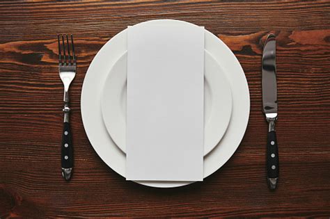 포크와 나이프 나무 테이블에 흰 접시에 빈 카드의 상위 뷰 0명에 대한 스톡 사진 및 기타 이미지 0명 건강한 식생활