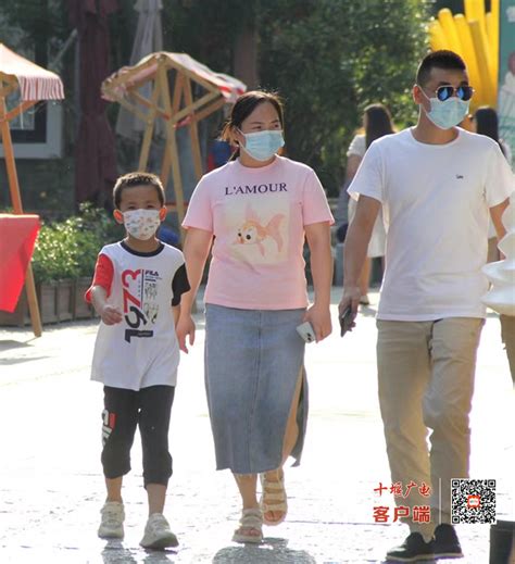 中秋小长假第一天房县西关印象景区游人如织秩序井然 十堰广电网
