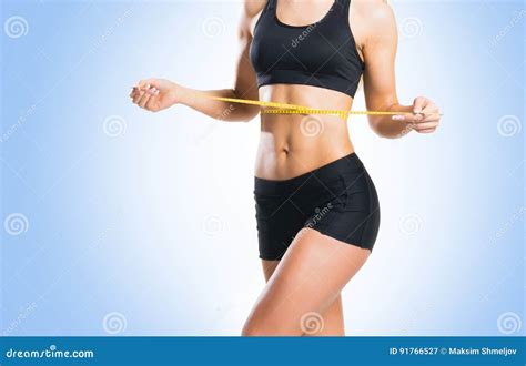 Женщина пригонки здоровых и Sporty в Sportswear измеряя ее тело I