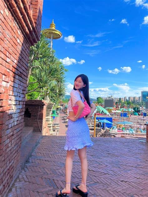 赵露思穿深v泳衣欢快戏水 对镜头大笑甜美性感新浪图片