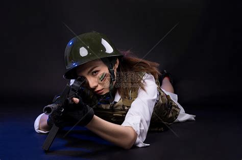 双手持枪卧倒单手持枪卧倒 伤感说说吧