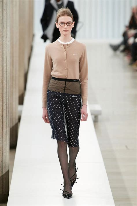 5 Ways To Wear A Cardigan This Fall According To The Catwalks Vogue