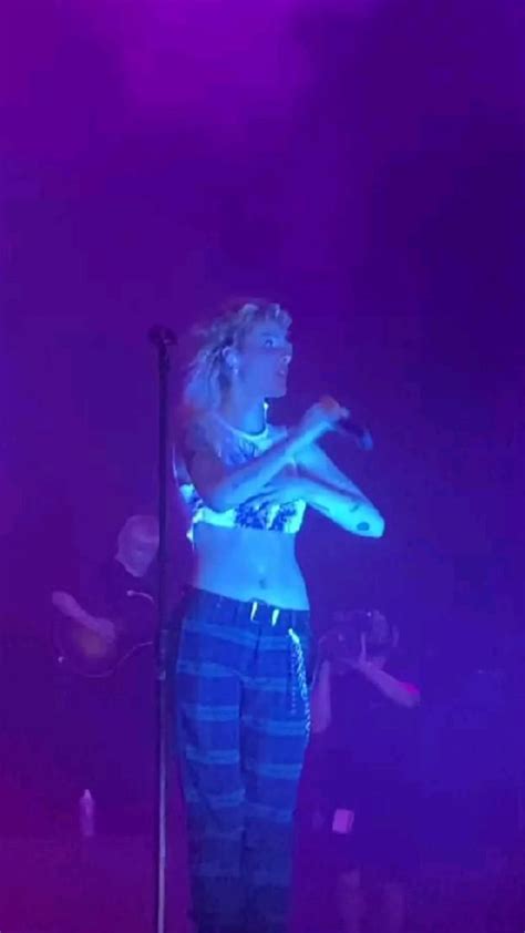 Halsey Singing Darling In West Palm Beach Florida L P Tour Cantores