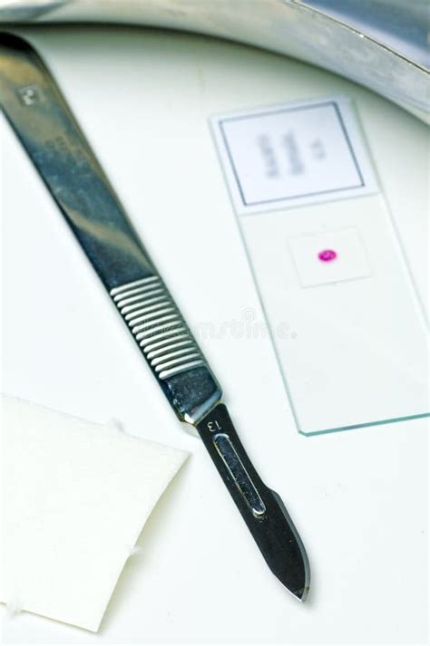 Examen De Laboratoire Photo Stock Image Du Scalpel Soin 29532968