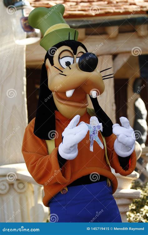 Goofy At Disneyland Editorial Image Image Of Crowds 145719415