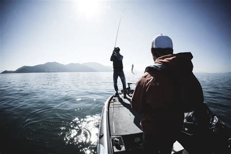 Hombres De La Pesca En El Barco Foto De Archivo Imagen De Pescador