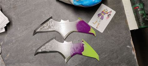 Batarangs Jokeris Anniversaire Coeur Acier