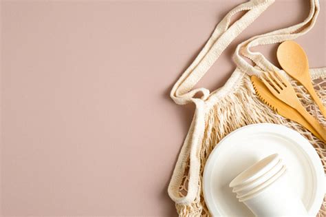 나무 칼 세트 종이 컵 및 접시와 환경 친화적 인 메쉬 식료품 가방 플랫 레이 상단 보기 제로 폐기물 플라스틱 수수료 개념 지속 가능한 라이프 스타일 0명에 대한 스톡 사진